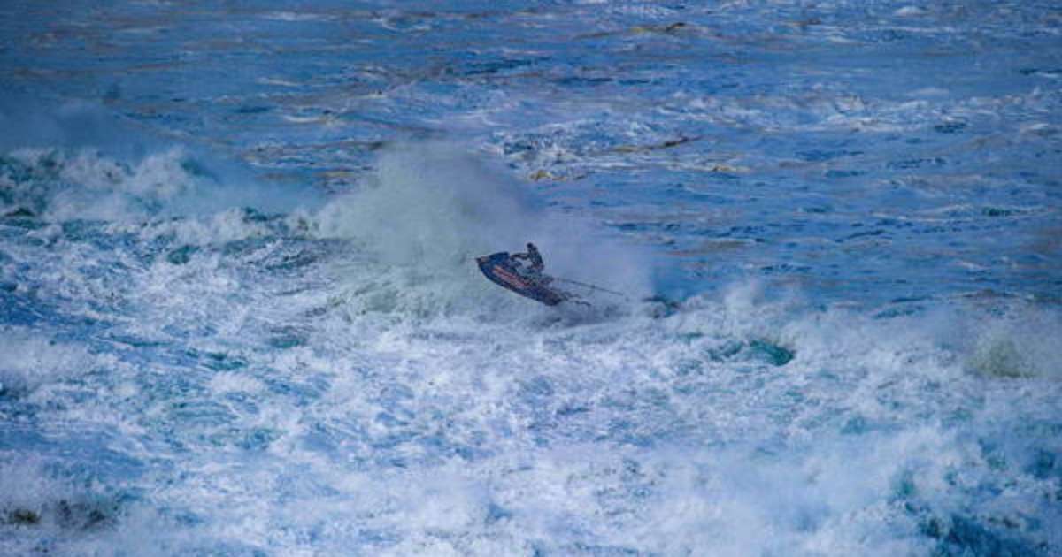 Surfista brasileiro Márcio Freire morre após queda em Nazaré
