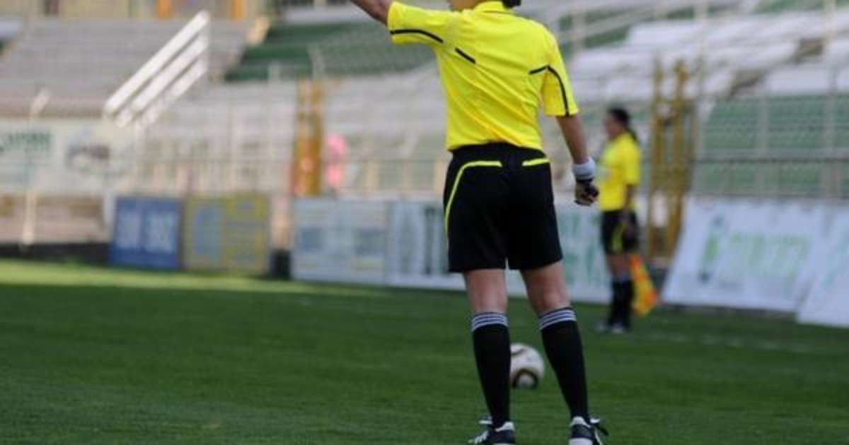 Árbitra de 16 anos é atacada em jogo de futebol na Itália