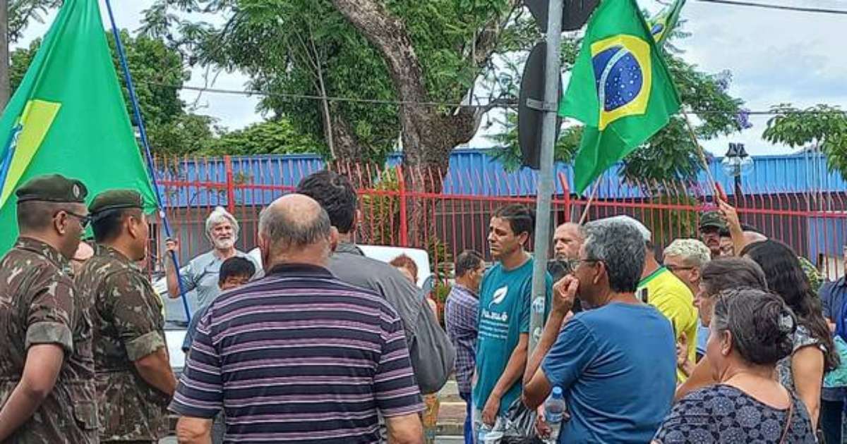 Bolsonaristas confrontam oficiais do Exército e dificultam desmonte de ...