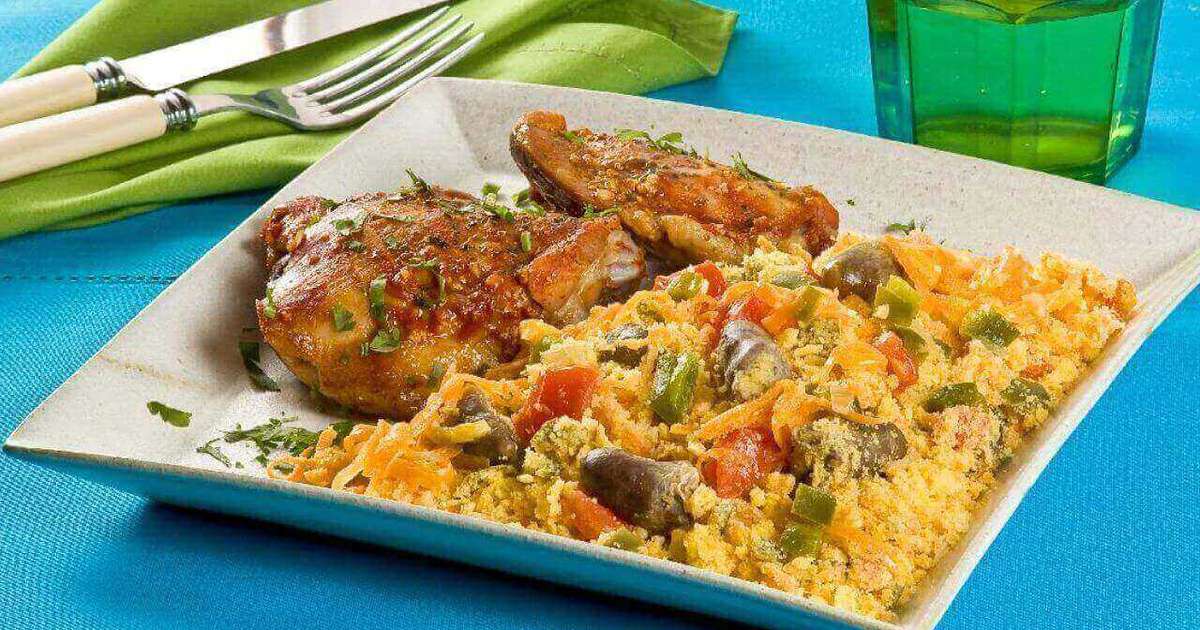 Farofa com coração de frango: use as sobras do churrasco nesta receita