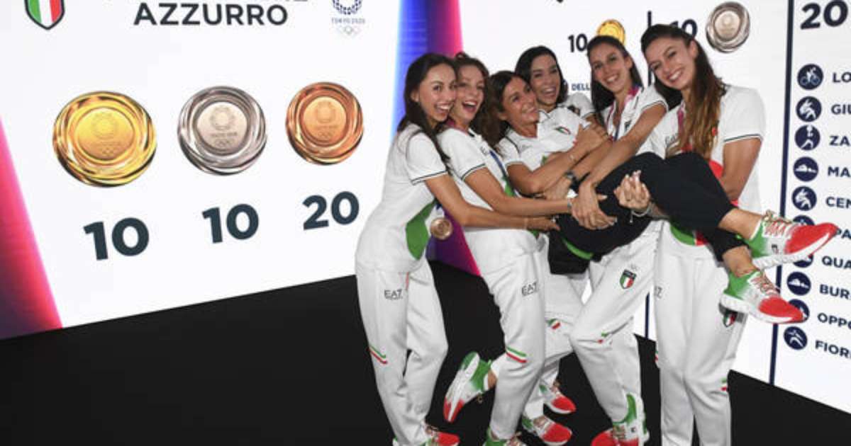 Diretora italiana acusada de abusar de ginastas é afastada