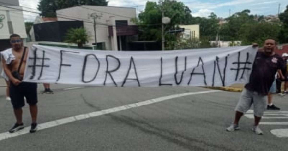 Em Bragança, torcida do Corinthians protesta contra preço dos ingressos ... Em Bragança, torcida do Corinthians protesta contra preço dos ingressos ...