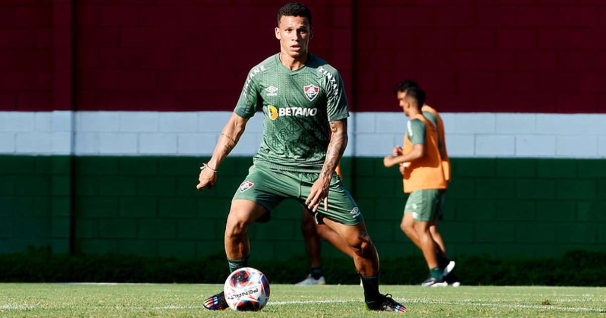 Fluminense renova contratos do meia Martinelli e do lateral Calegari