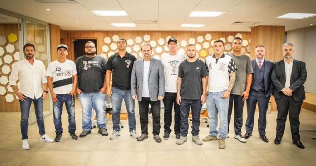 Organizadas do Corinthians fazem reunião com Duilio e presidente da FPF
