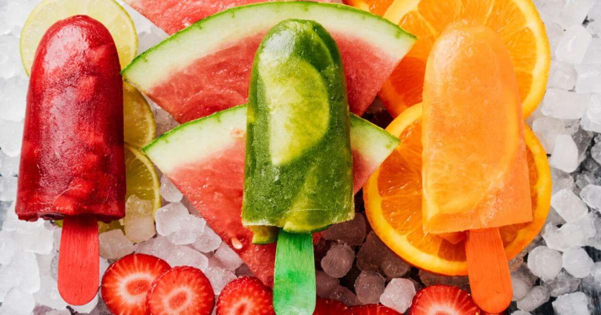 9 receitas de picolé refrescantes e docinhas para aproveitar o calorão