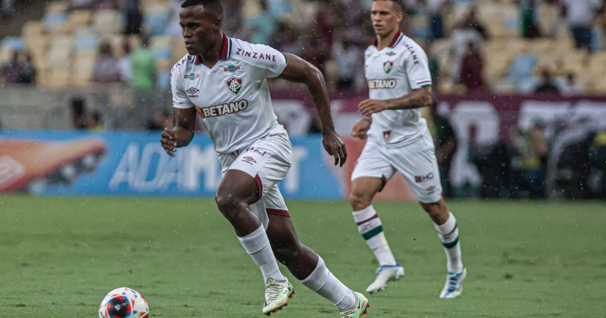 Meia Arias sai em defesa de Calegari após derrota do Fluminense no clássico