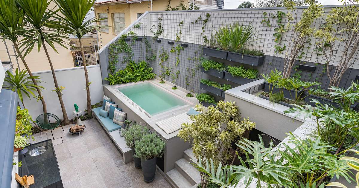 Casa ganha lounge externo com piscina elevada, jardim vertical e fogueira