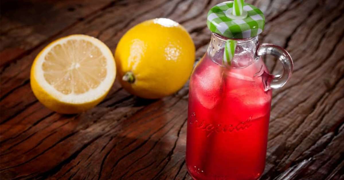 Pink lemonade: aprenda a fazer essa bebida refrescante