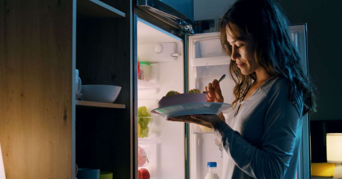 Comer tarde engorda! Saiba como evitar esse hábito