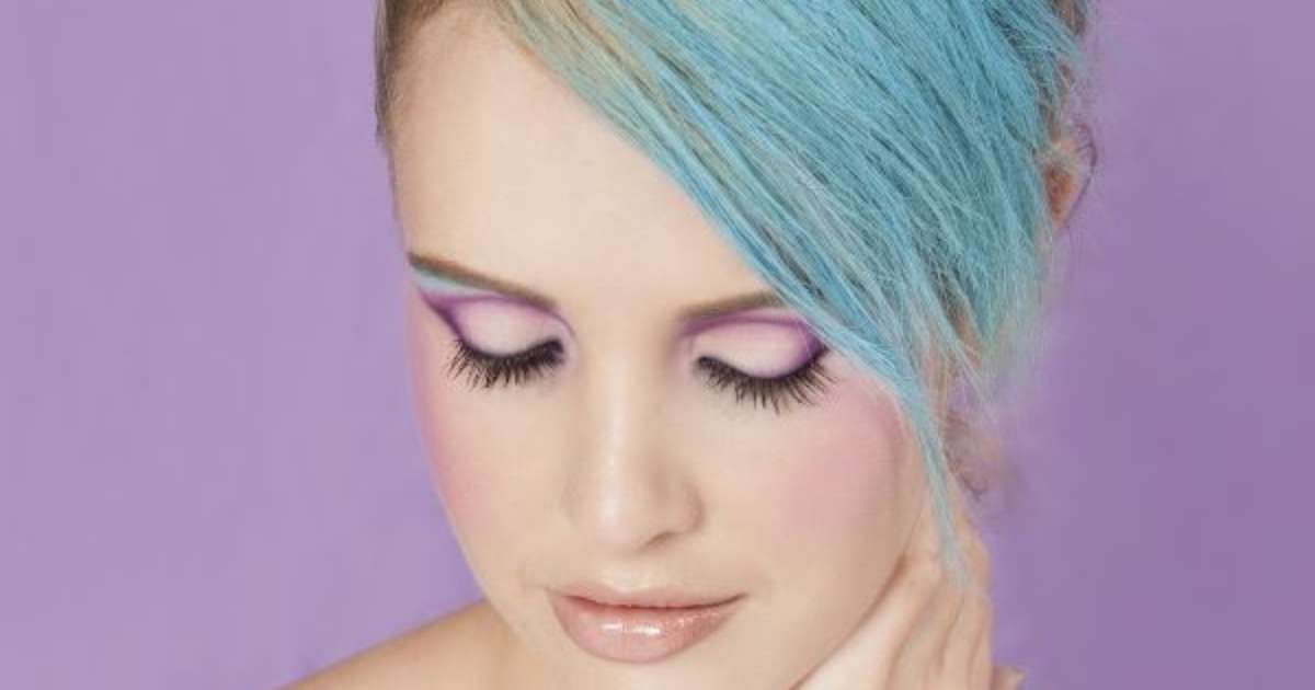 Tingir os cabelos para o Carnaval traz danos? Não com essas dicas