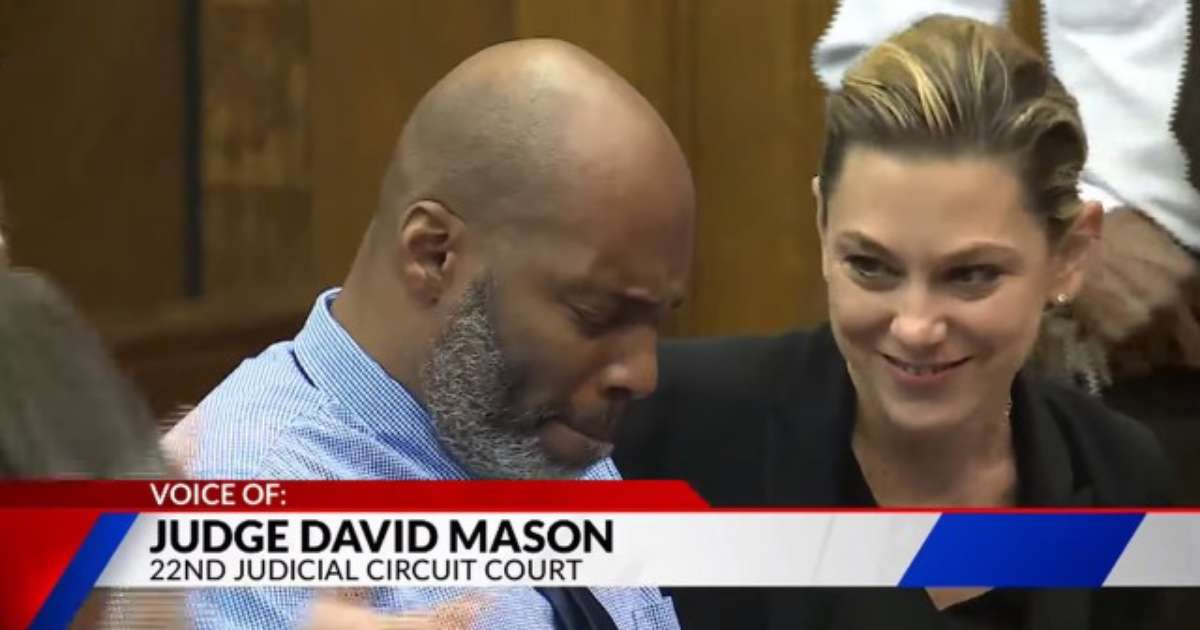 Homem deixa a prisão quase 30 anos após ser confundido com assassino ...