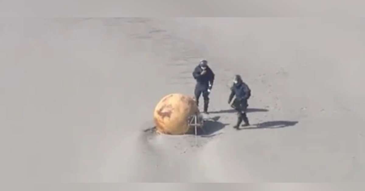 O que se sabe sobre a bola de metal misteriosa encontrada em praia no Japão