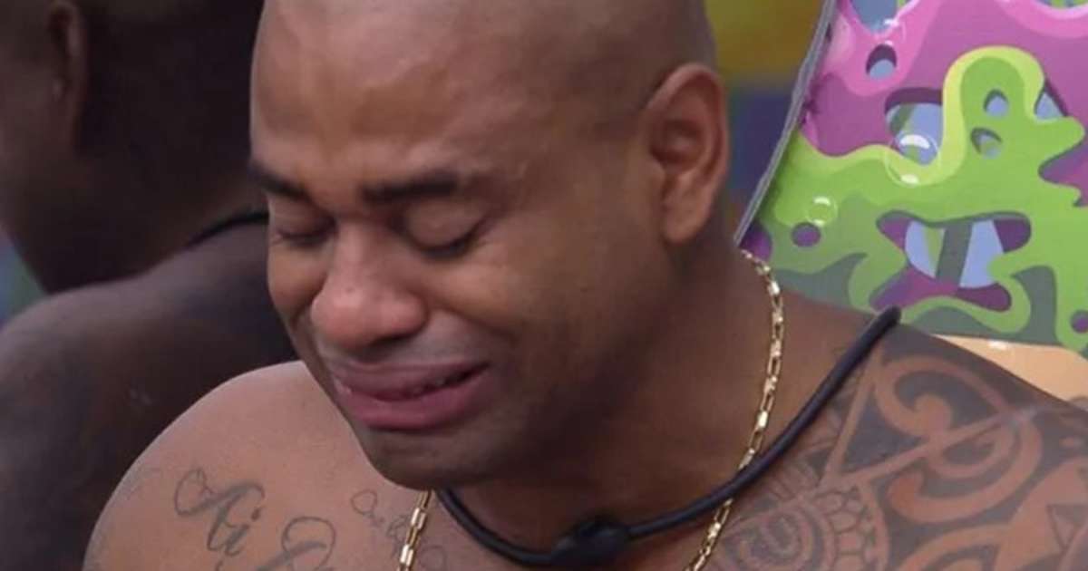 Cesar Black tem crise de choro por medo de cancelamento: "Acabaram comigo"