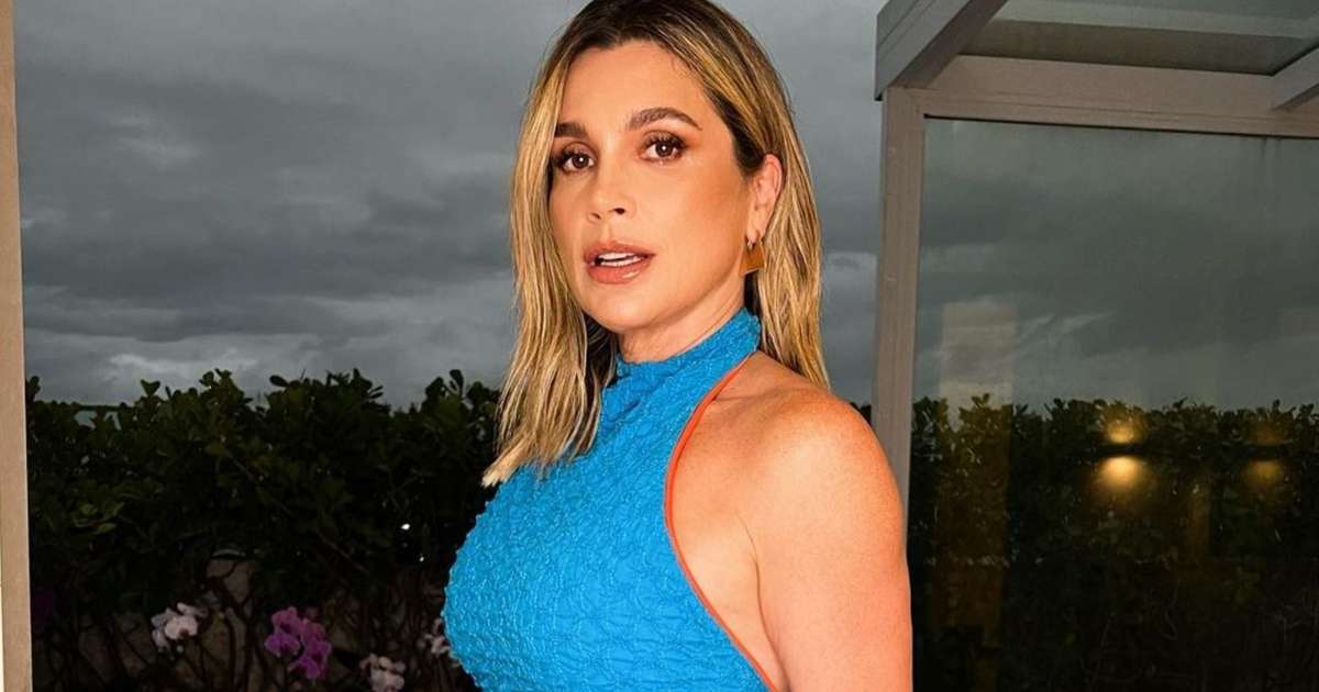 Flávia Alessandra surge decotada ao eleger look elegante na França Flávia Alessandra surge decotada ao eleger look elegante na França