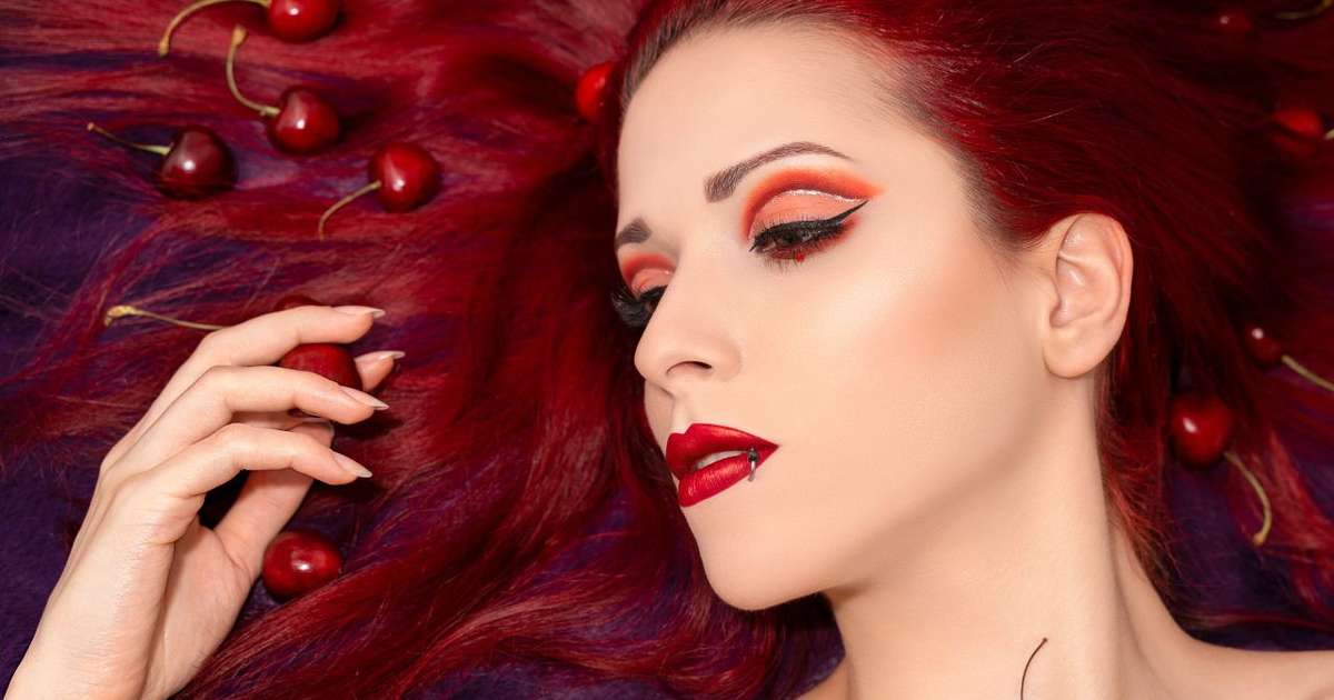 Se liga na tendência! Conheça o Cherry Coke Hair e saiba como aderir