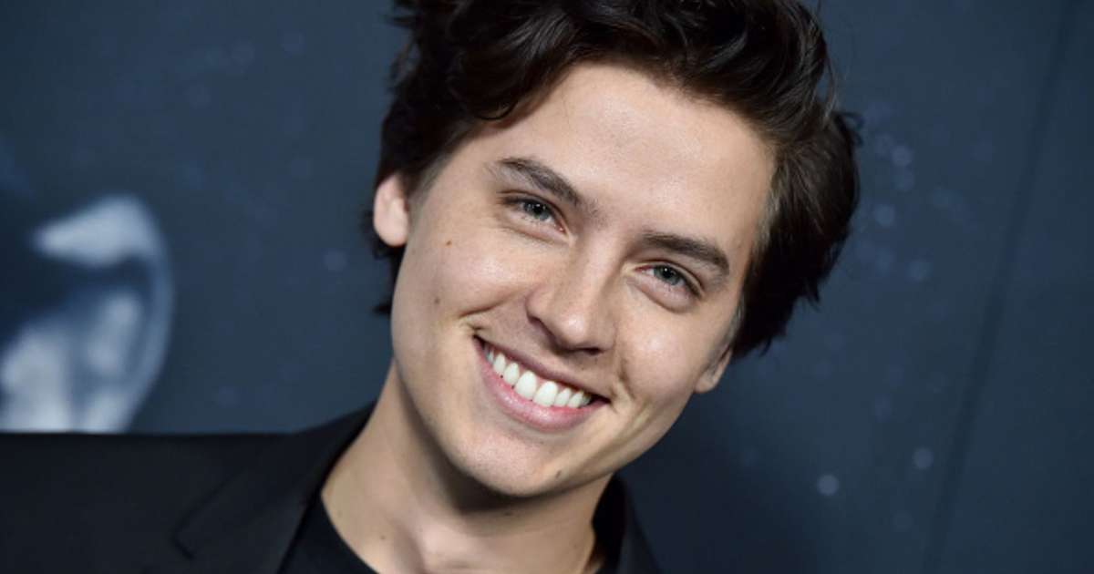 Cole Sprouse fala sobre sua primeira vez: "Eu tinha 14 anos"