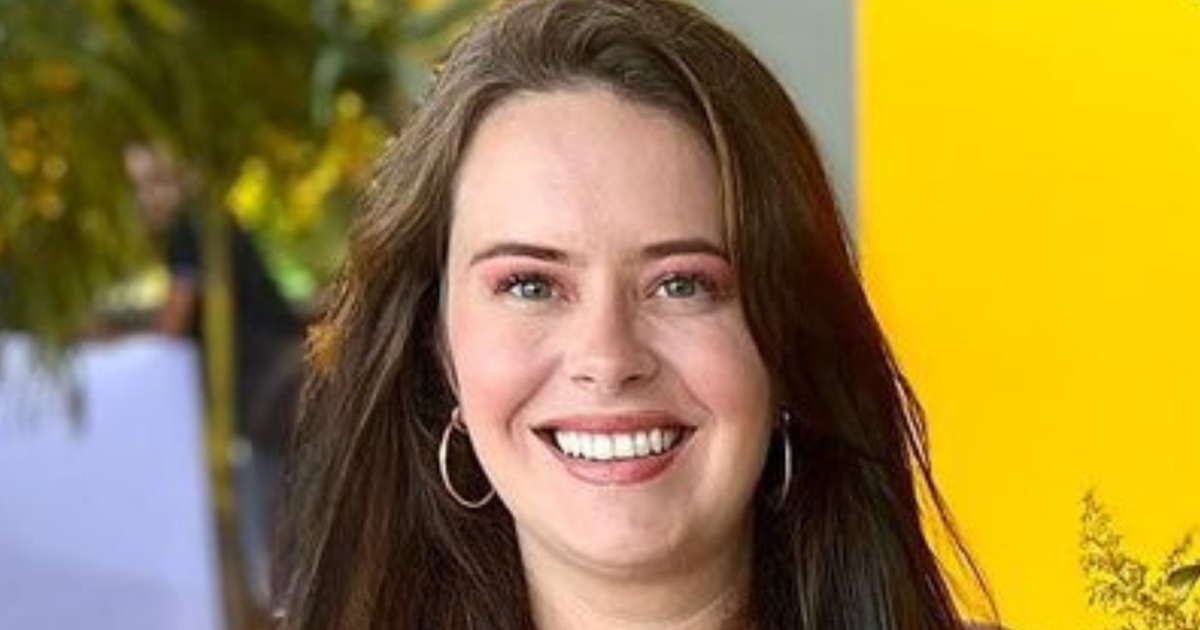 Mari Bridi aposta em bronzeamento com biquíni de fita micro e exibe ...