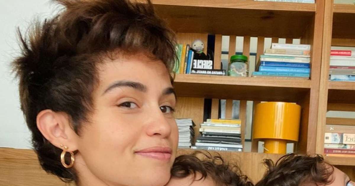 Nanda Costa compartilha foto antiga e mostra semelhança com uma das gêmeas