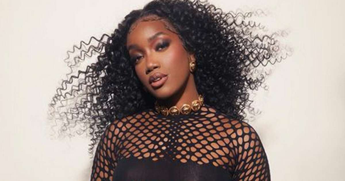 Iza posa com look revelador e leva fãs a loucura