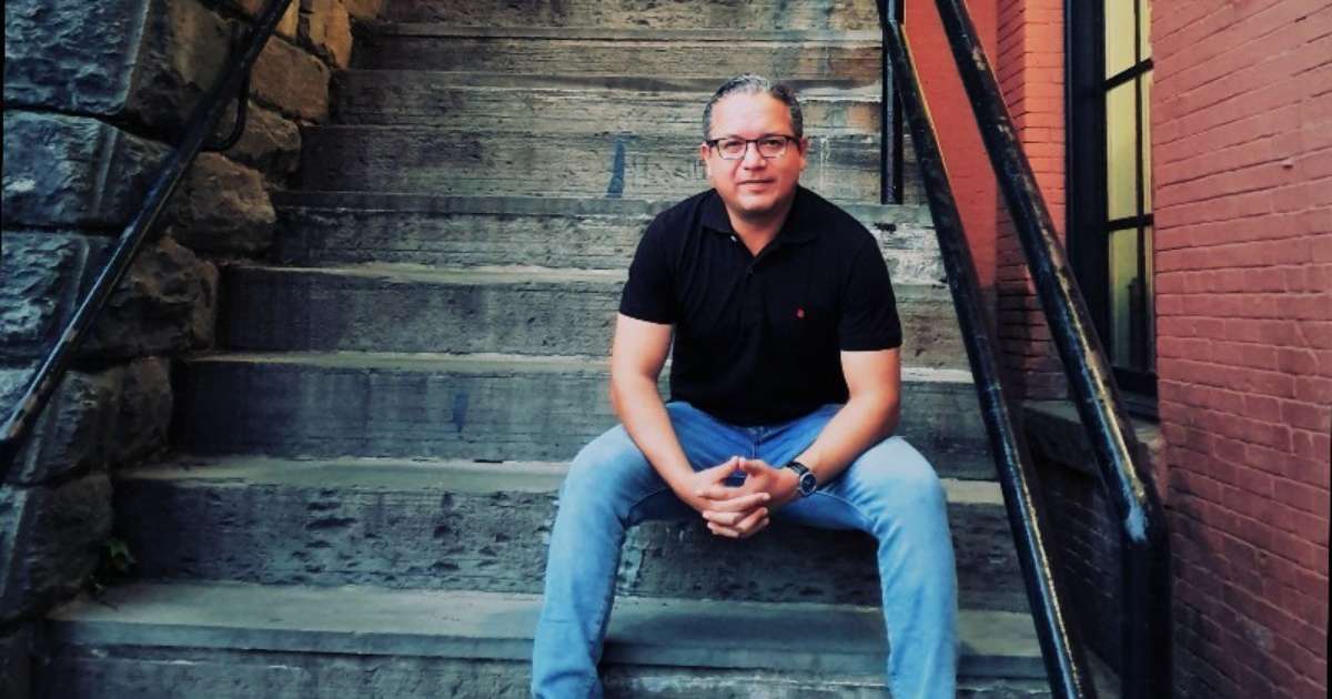 Jornalista do Equador é atingido por explosivo em pen drive