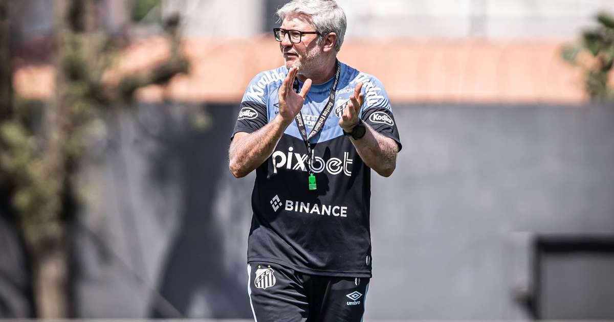 Odair comanda treino em dois períodos e trabalha parte tática e física ...