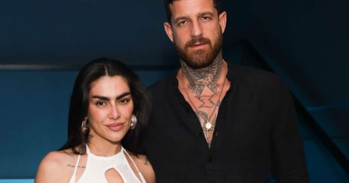 Cleo se joga no espartilho com recortes em níver de Pavanelli