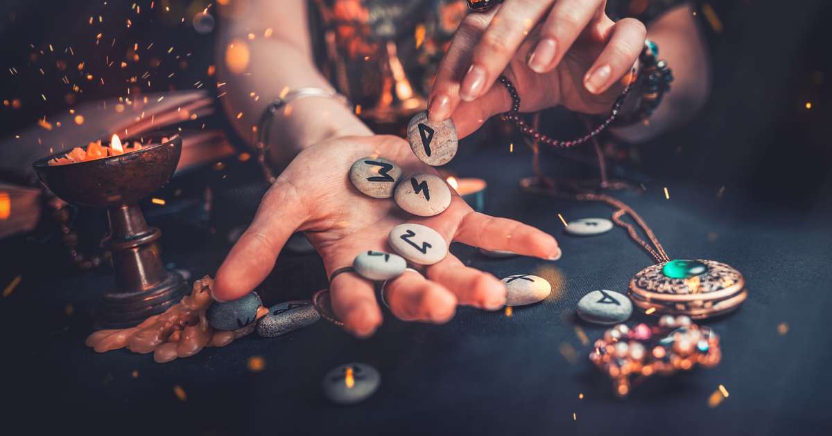 Conheça a origem das runas e descubra qual pedra representa o seu signo