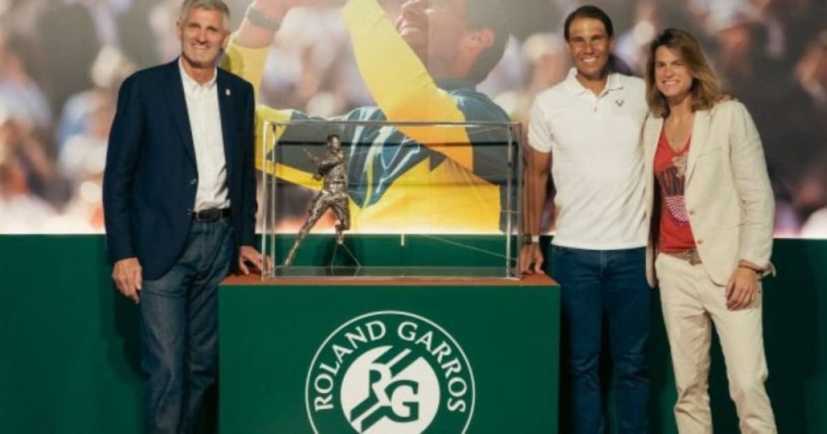 Nadal recebe réplica de estátua de Roland Garros