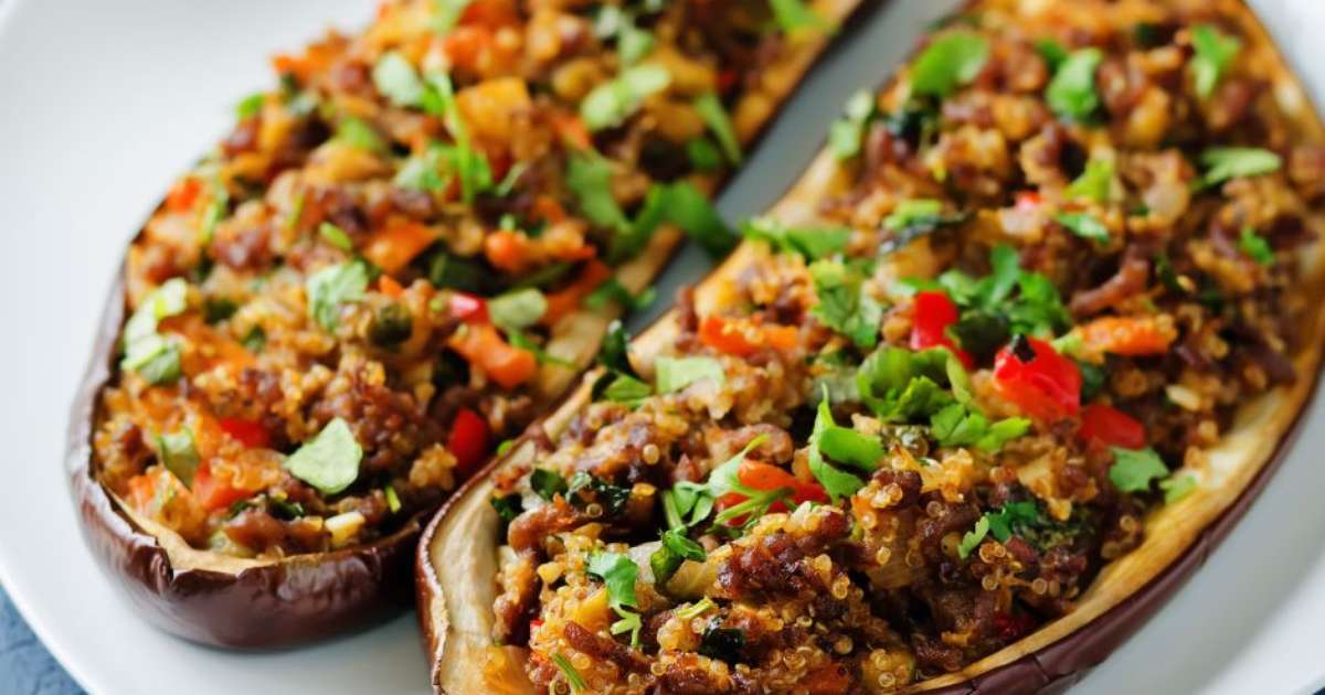 Berinjela assada, recheada com carne moída, fácil, completa