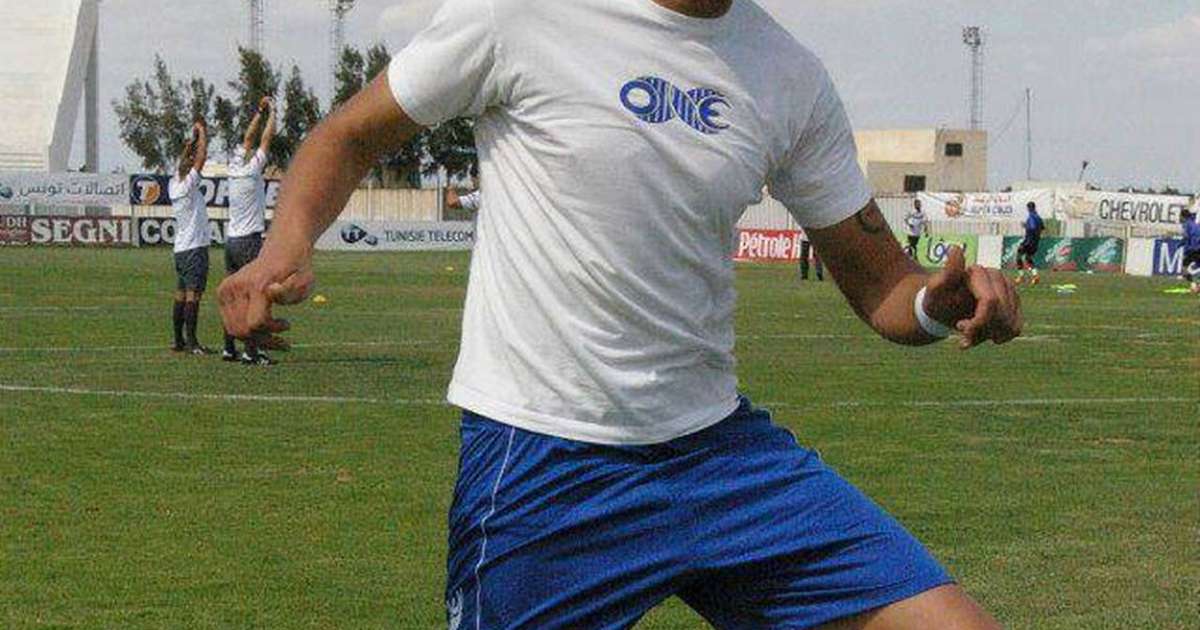 Nizar Issaoui, jogador de futebol tunisiano, ateia fogo em si mesmo ... Nizar Issaoui, jogador de futebol tunisiano, ateia fogo em si mesmo ...