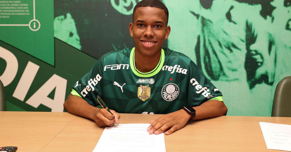 Estêvão completa 16 anos e assina primeiro contrato profissional com o ...