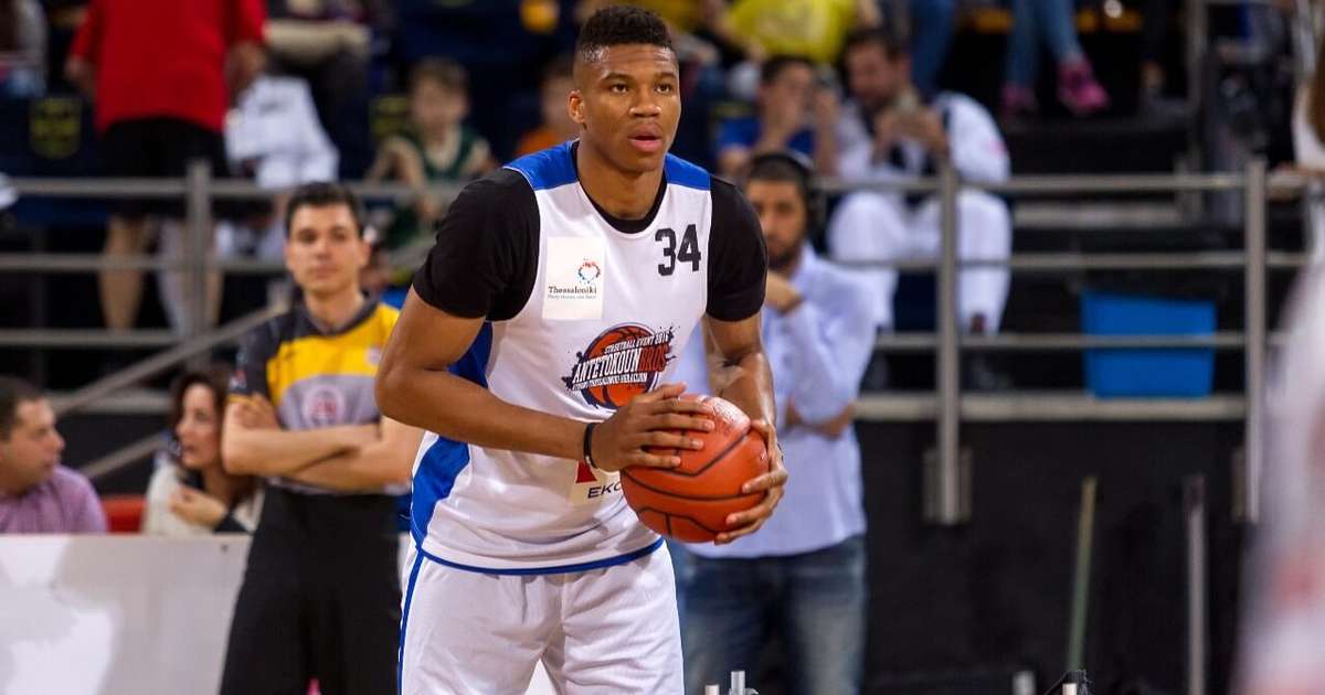 Climão na NBA: Antetokounmpo rebate repórter em entrevista coletiva