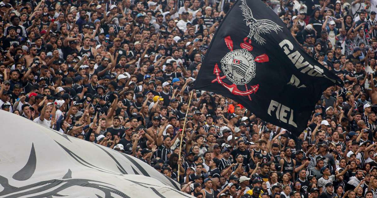 Torcedores do Corinthians apoiam elenco em frente ao CT antes de ...