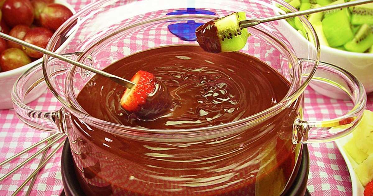 Como fazer fondue de chocolate caseiro? Veja o passo a passo!