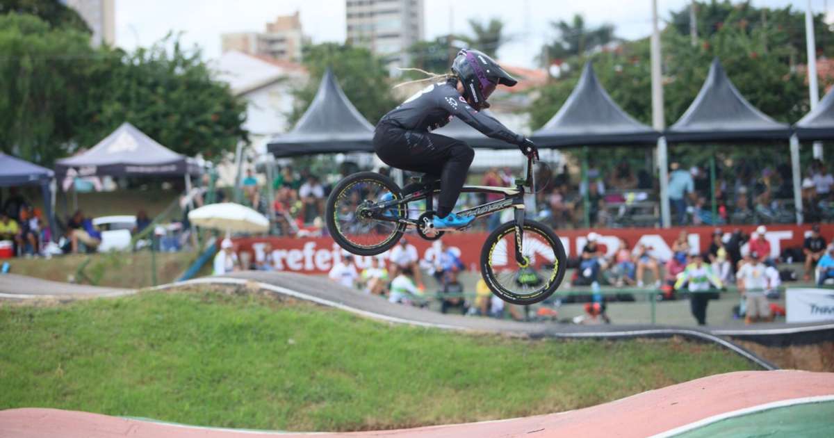 Priscilla Stevaux conquista duas medalhas de prata na Copa Latino-americana de BMX