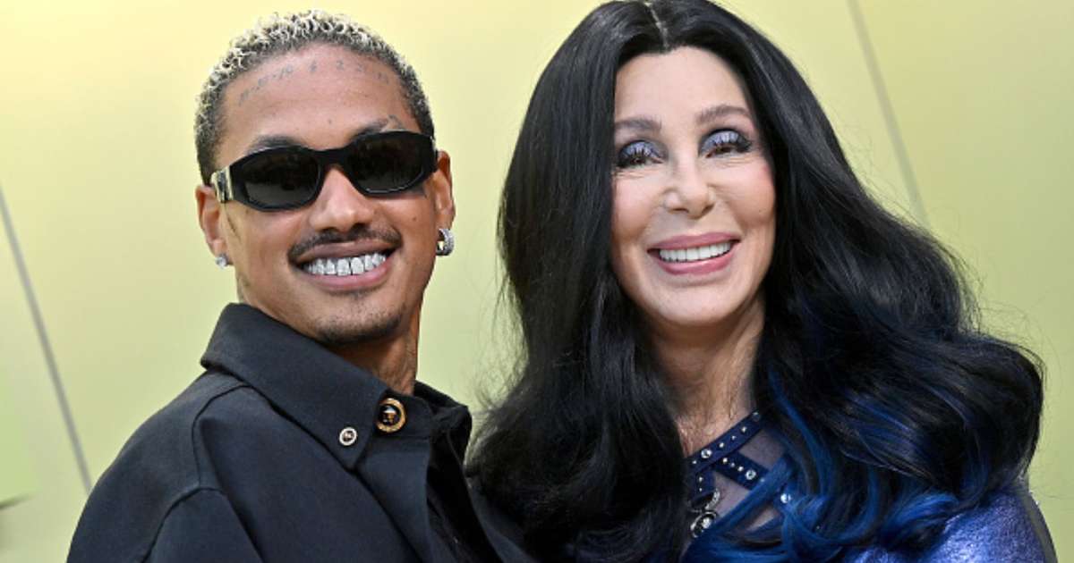 Relacionamento de Cher com rapper 40 anos mais novo chega ao fim, diz site