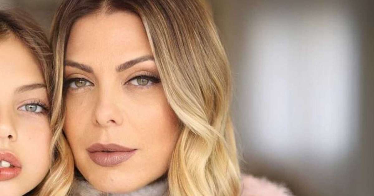 Linda! Filha de Sheila Mello chama a atenção em passeio com a mãe