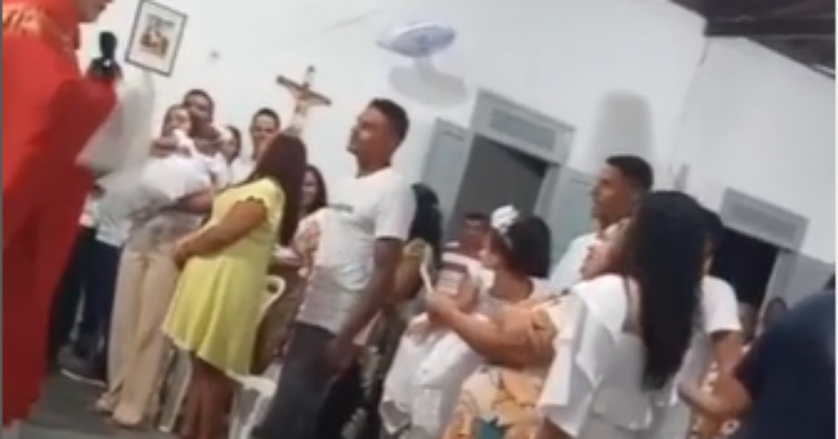 Aos gritos, padre expulsa padrinho de batizado; veja vídeo