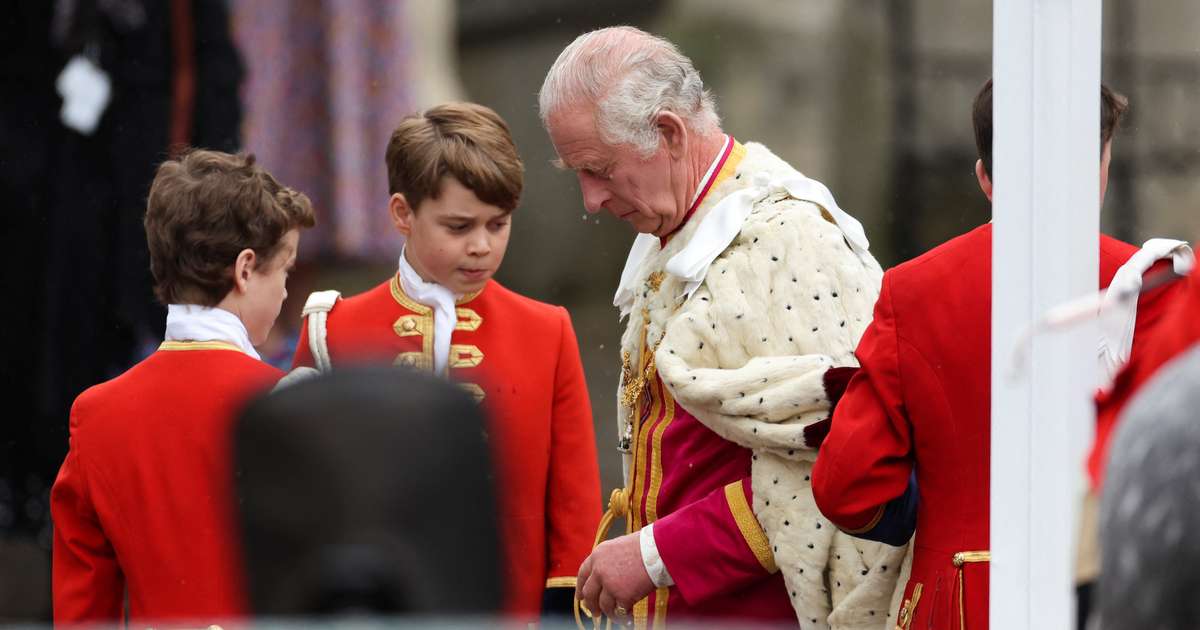 Príncipe George carrega manto do avô Charles durante coroação; veja