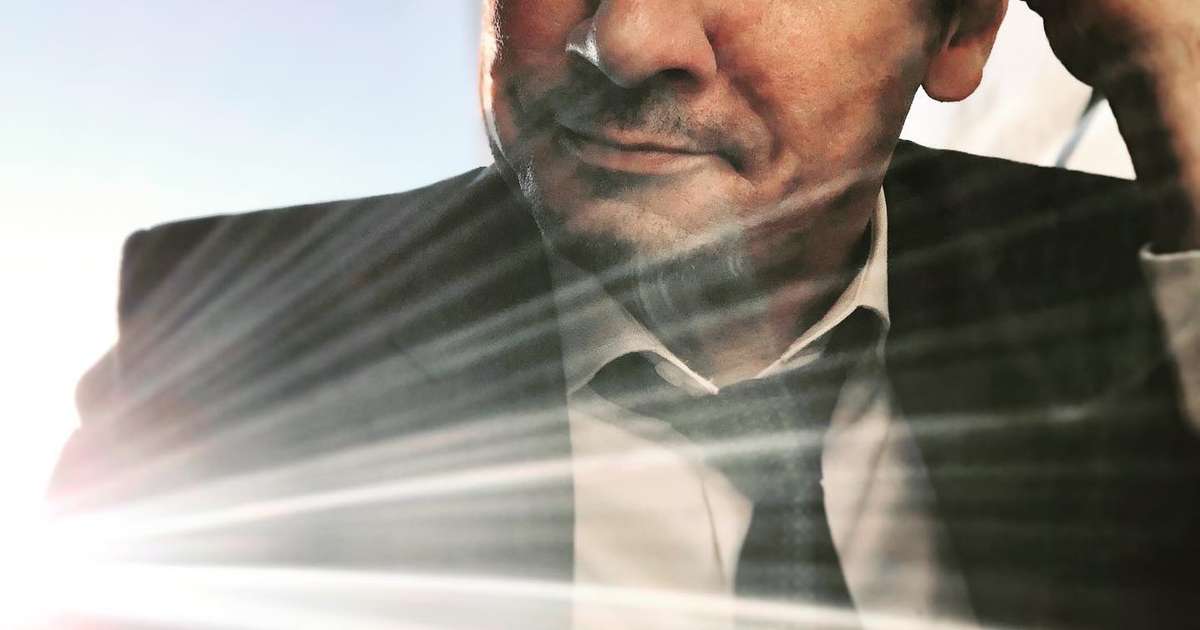 Jeremy Renner mostra rápida recuperação do acidente em que quebrou 30 ossos