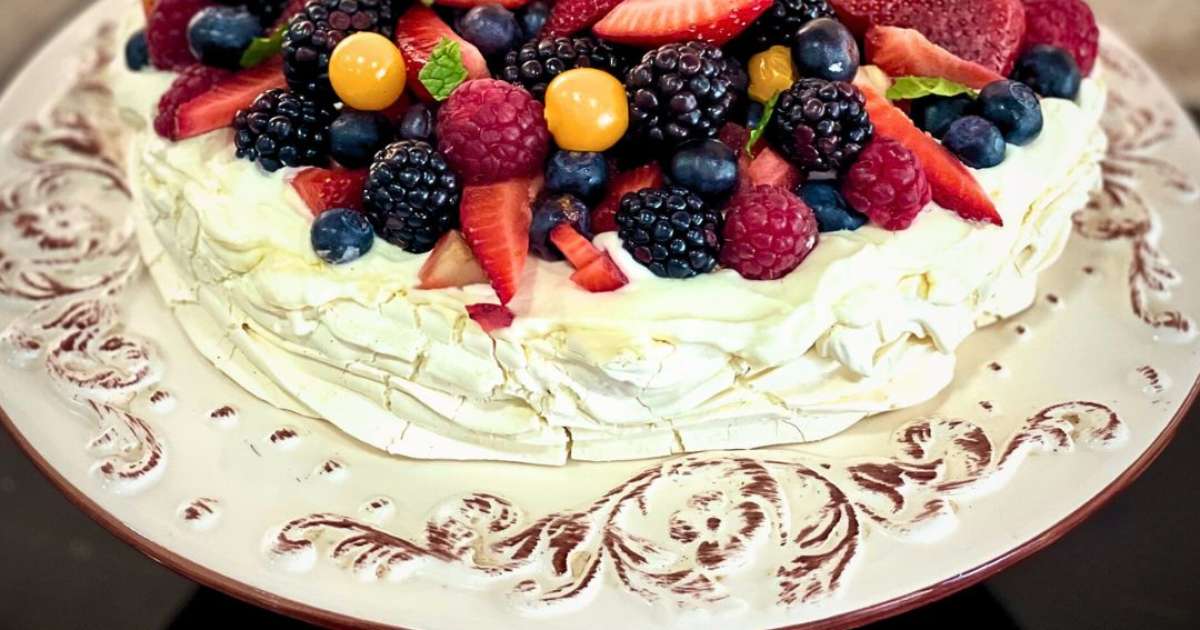 Pavlova, bolo chic, com suspiro e frutas - sua mãe merece