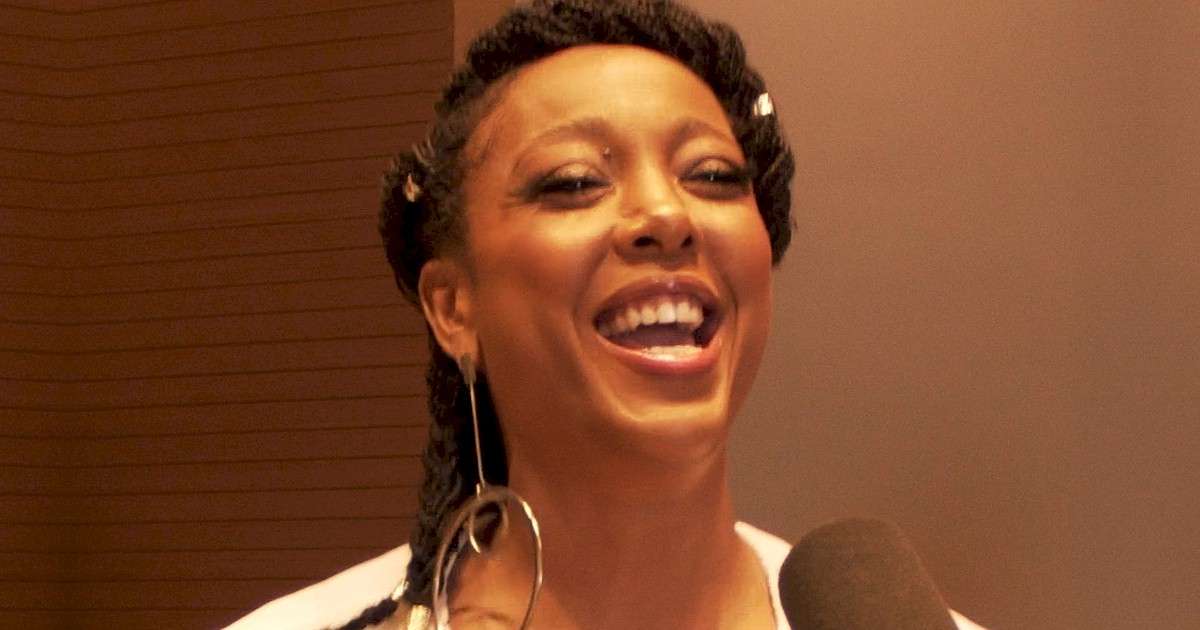 Negra Li lança versão ao vivo de "Vai Na Fé" com coral gospel