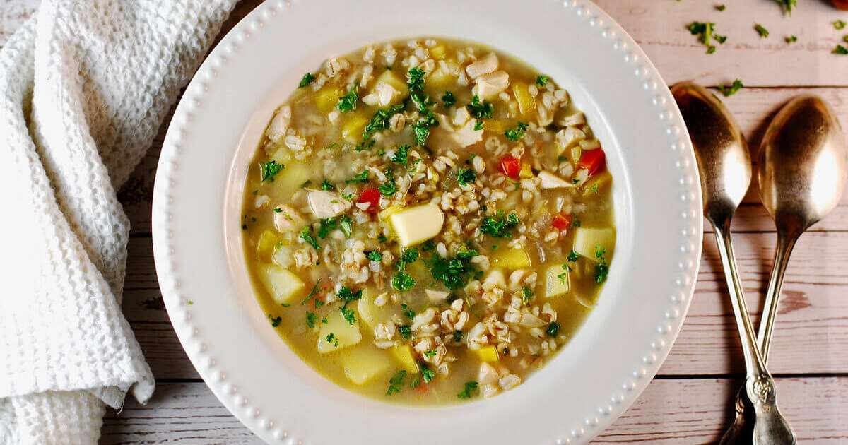 3 receitas de sopas leves para manter a dieta nos dias frios