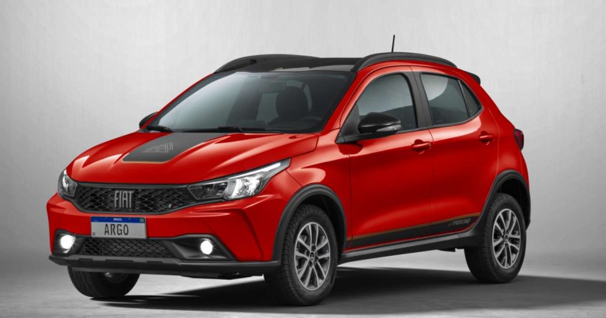 Fiat Argo e Cronos terão novo visual e mais equipamentos em 2025