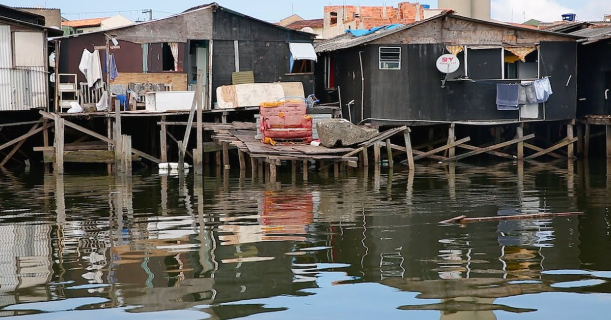 Conheça a maior favela sobre palafitas do Brasil