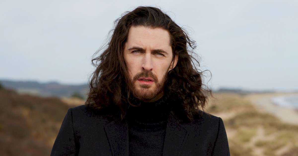 Hozier anuncia seu novo álbum "Unreal Unearth" para agosto