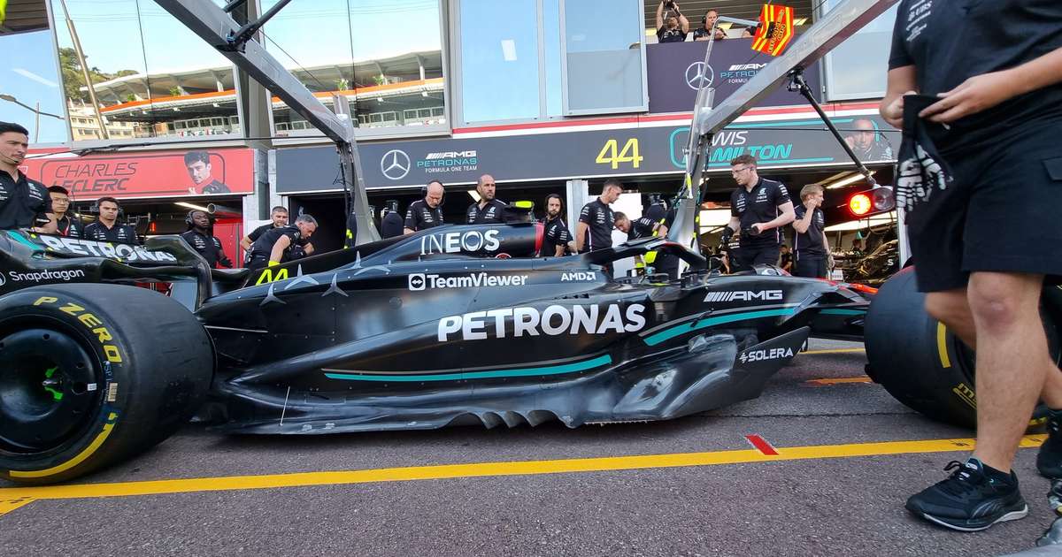 Mercedes W14B: com novas laterais, mais um na multidão