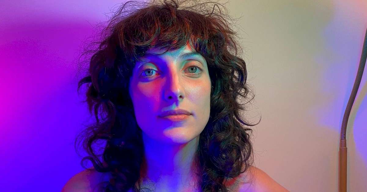 Clarice Falcão divulga capa de seu próximo single, "Chorar na Boate"