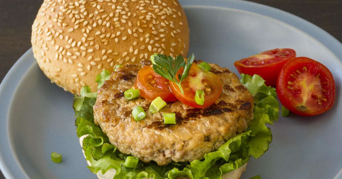 Hambúrguer vegano de quinoa e aveia é saboroso e cheio de fibras