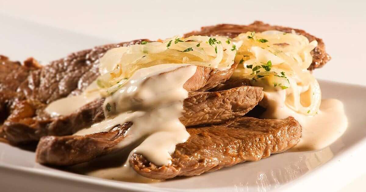 3 receitas de bifes acebolados que vão te surpreender